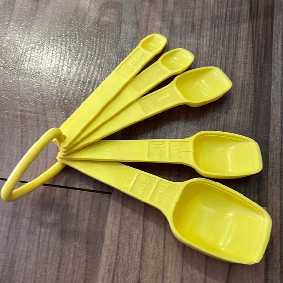 Tupperware | Kitchen | Vtg Tupperware Yellow Plastic Measuring Spoons ...